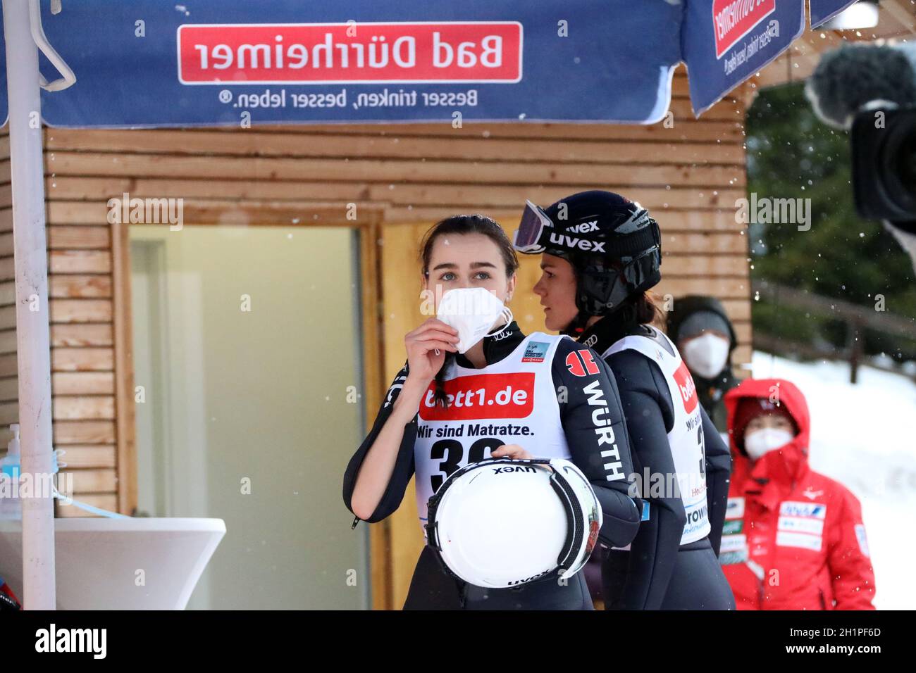 Sturzhelm runter, Maske rauf, Selina Freitag (SG Nickelhütte Aue) nach ...