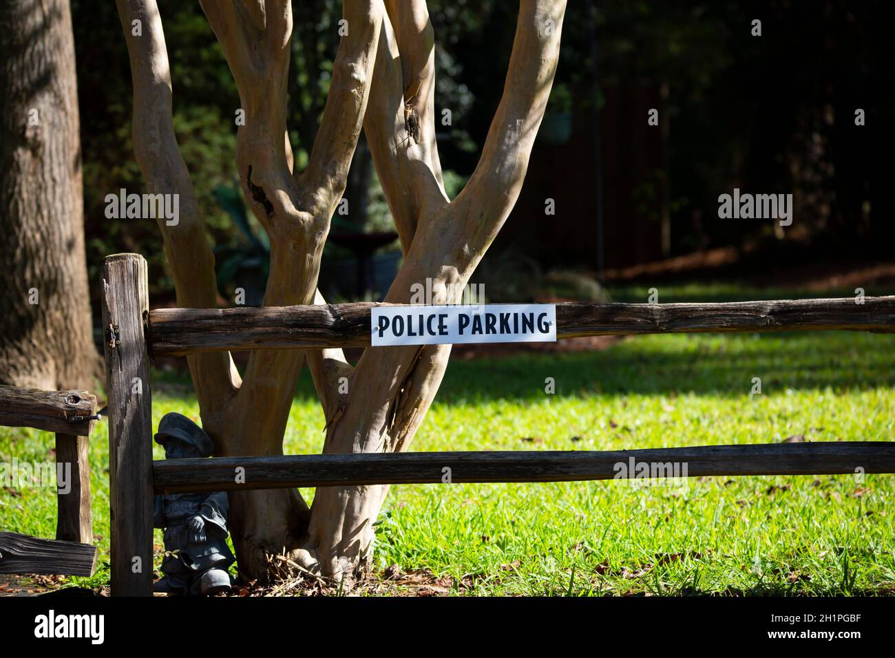 Police parking sign hi-res stock photography and images - Alamy