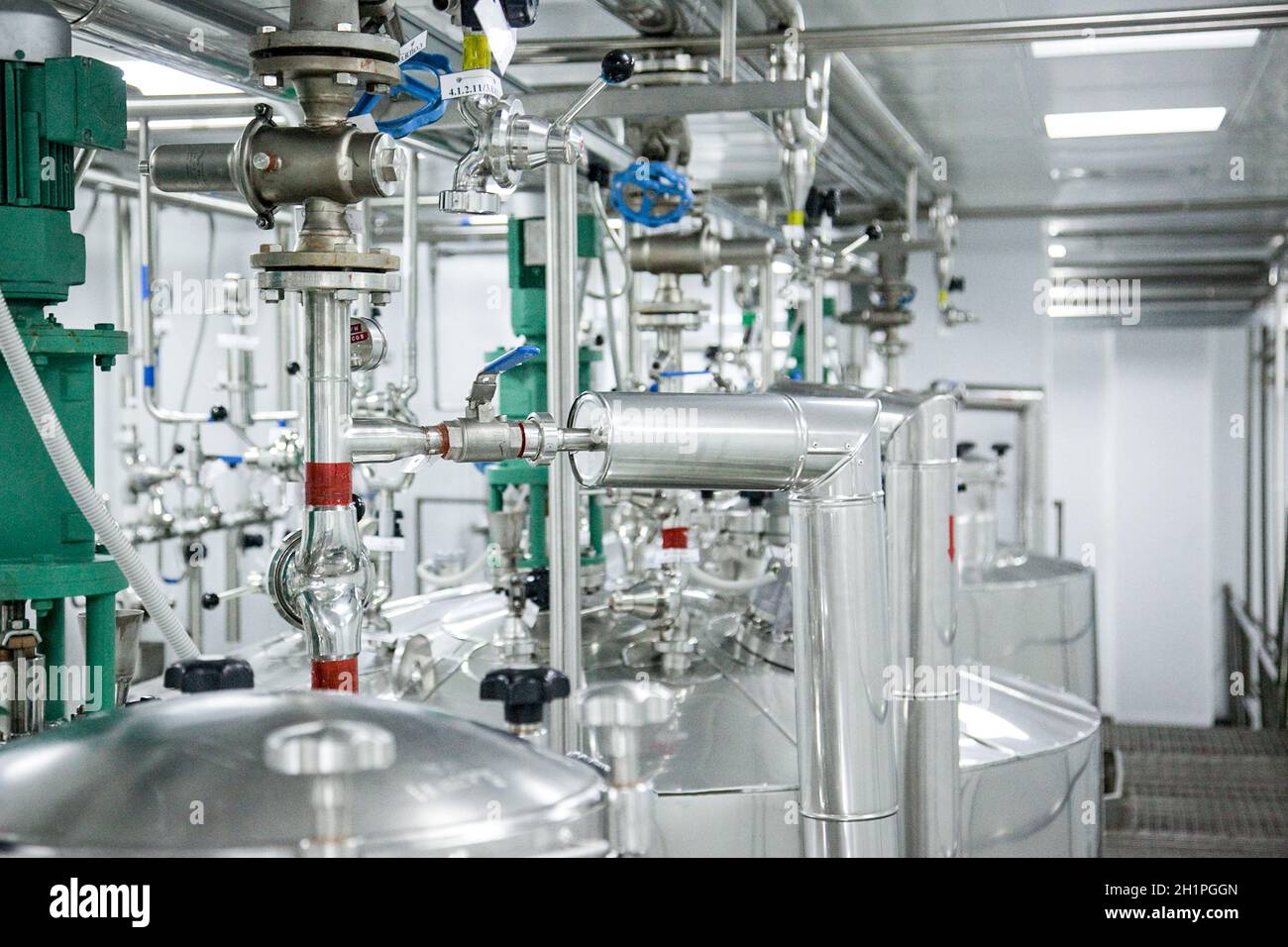 Drug development manufacturing facility hi-res stock photography and ...