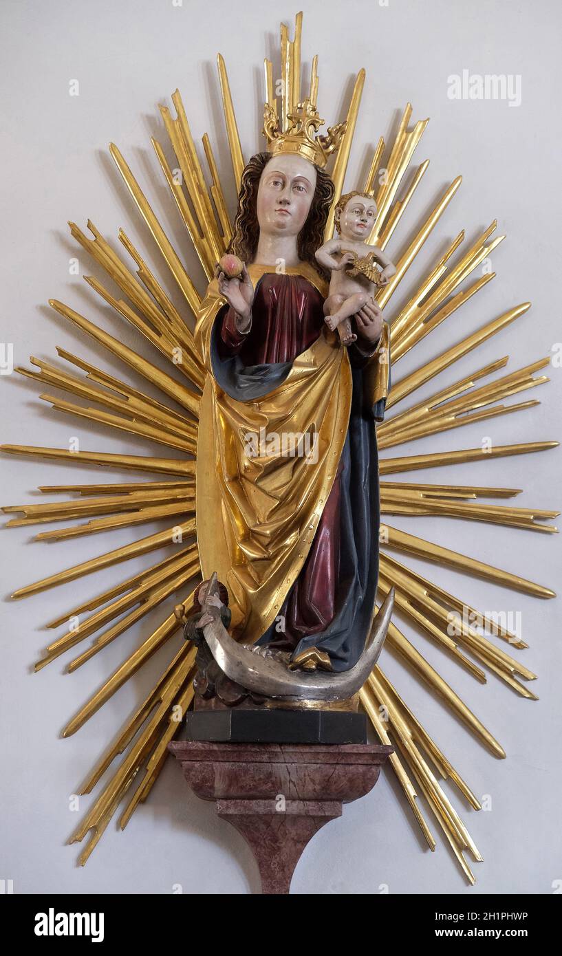 Virgin Mary with baby Jesus, statue in the Saint Lawrence church in Denkendorf, Germany Stock ...