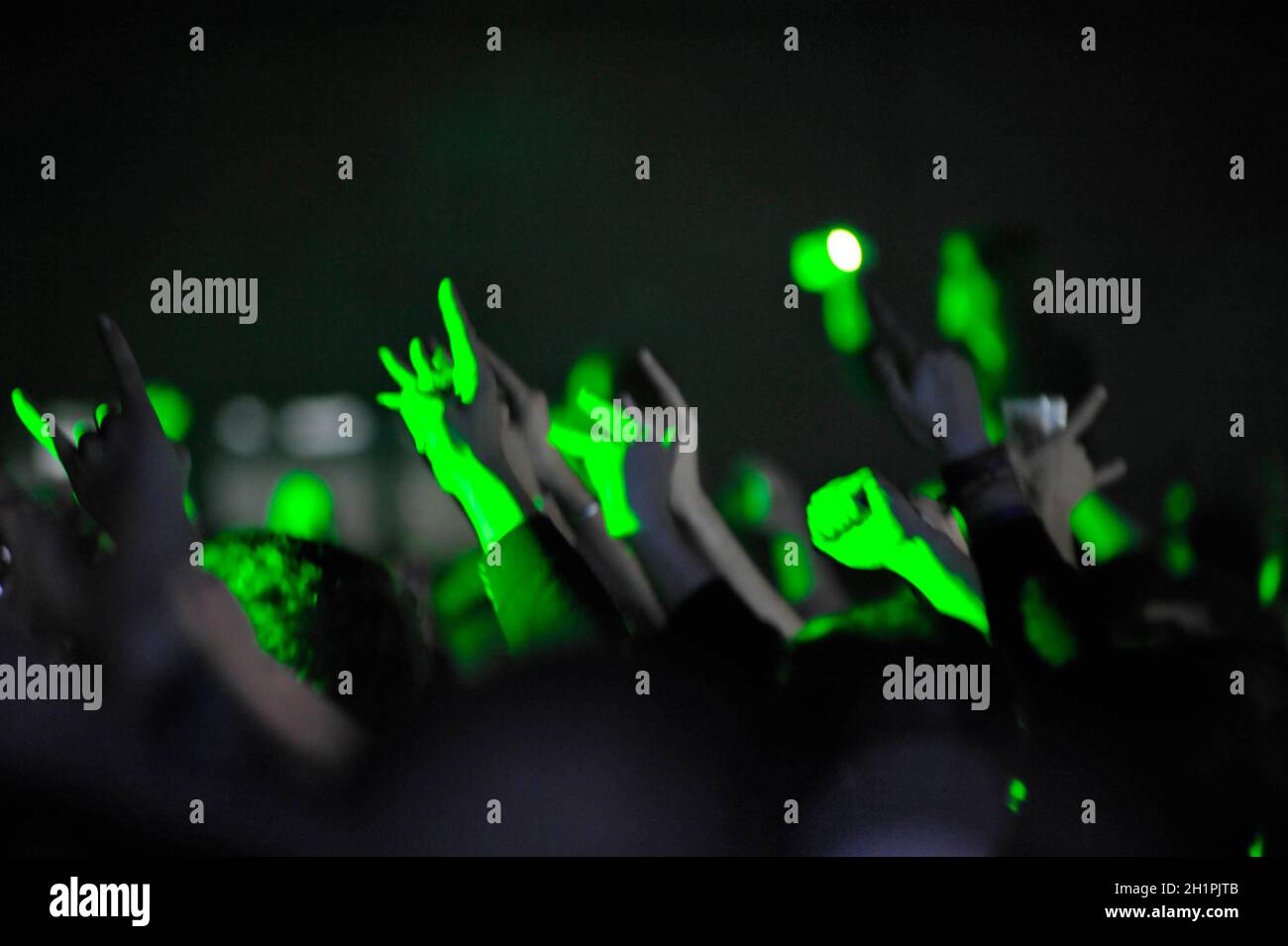 Concert cheering hi-res stock photography and images - Alamy