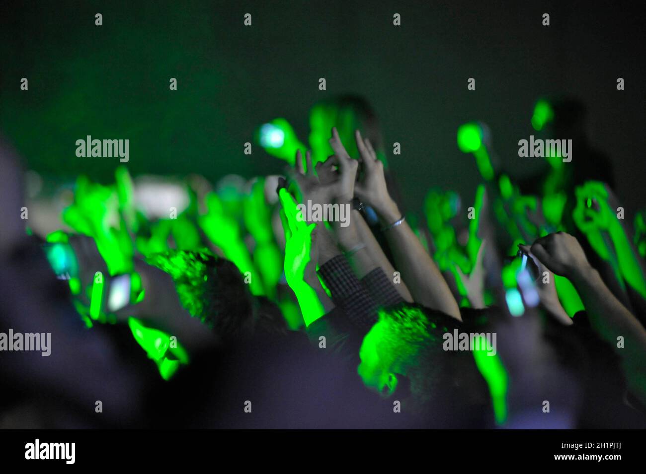 Concert cheering hi-res stock photography and images - Alamy