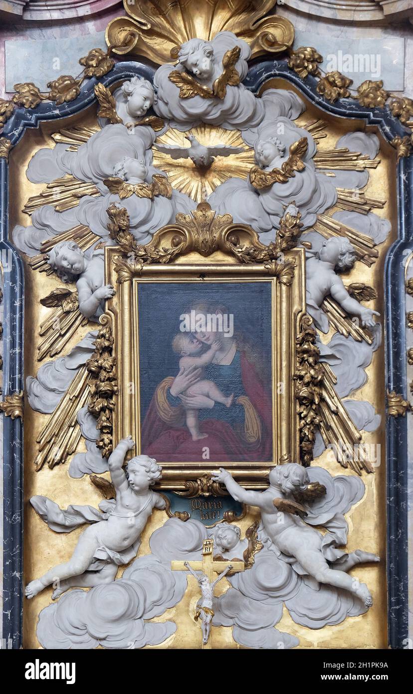 Virgin Mary with baby Jesus, Virgin Mary altar in the Basilica of St ...