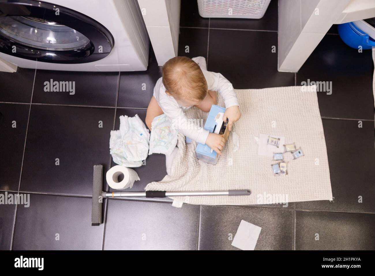 Dishwasher kid hi-res stock photography and images - Alamy