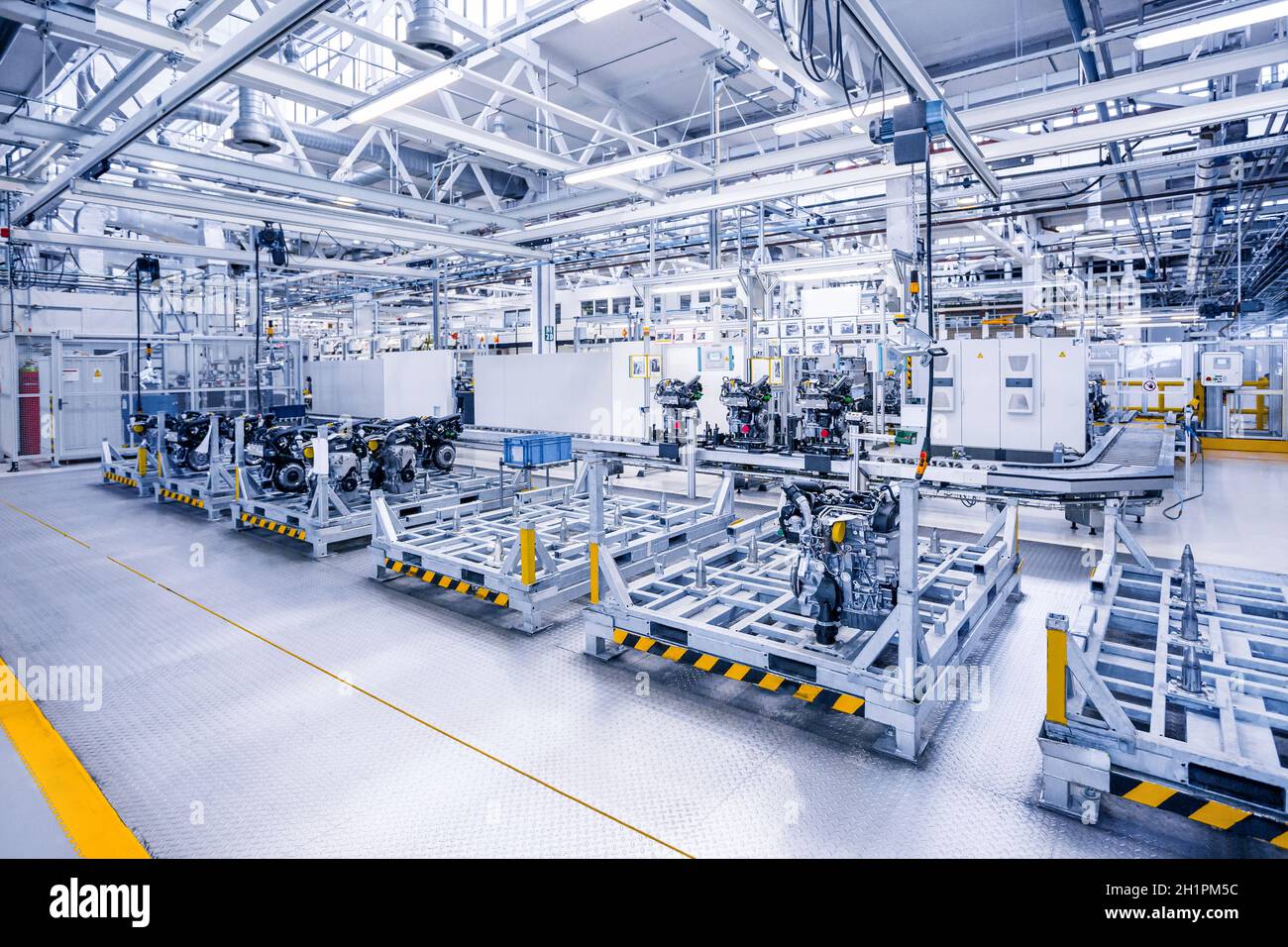 manufacturing of car engine at car plant Stock Photo - Alamy