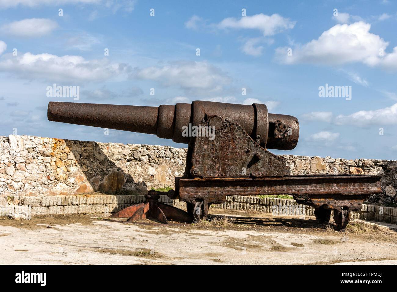 Rusty iron cannon hi-res stock photography and images - Alamy