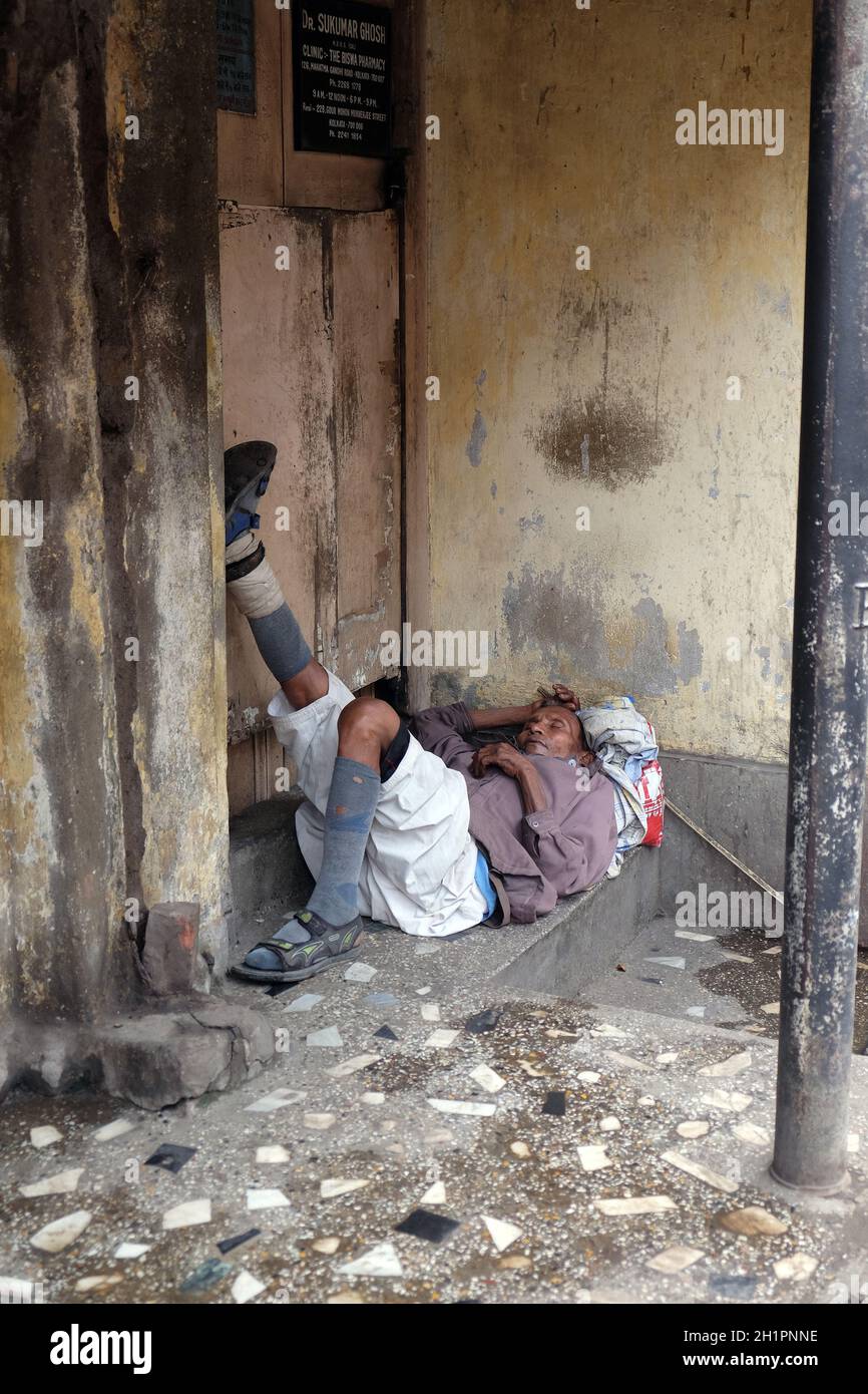 Homeless people sleeping on the footpath of Kolkata, India Stock Photo ...