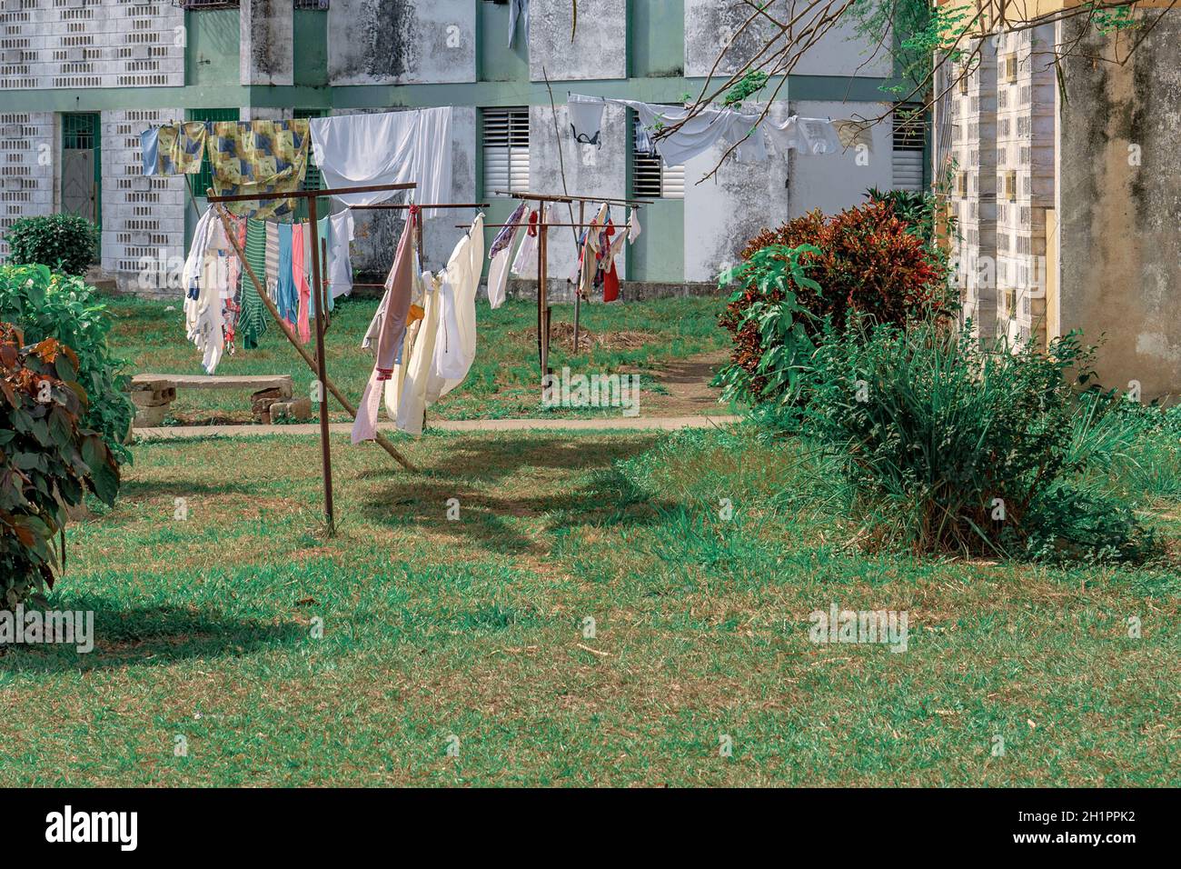 Clothes line between buildings hi-res stock photography and images - Alamy