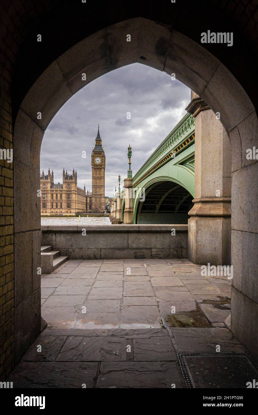 Big Ben, Queen Elizabeth Tower and Wesminster Bridge framed in an arch ...