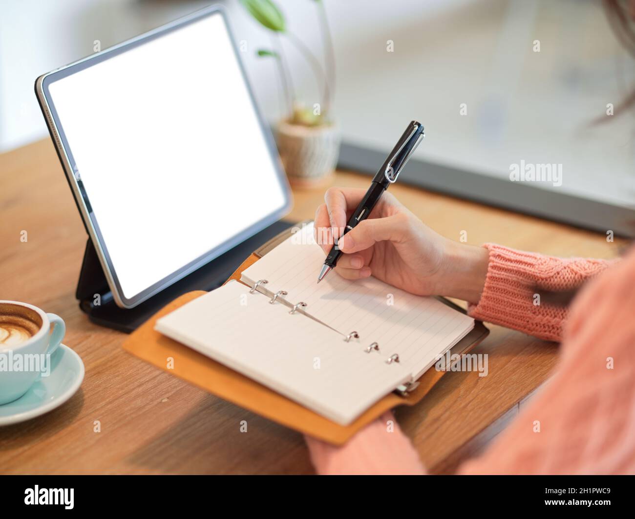 Journalist taking notes hi-res stock photography and images - Alamy