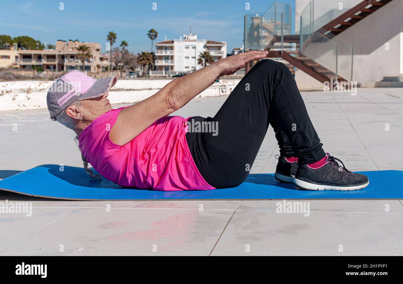 abdominal exercises lying on a mat Stock Photo - Alamy