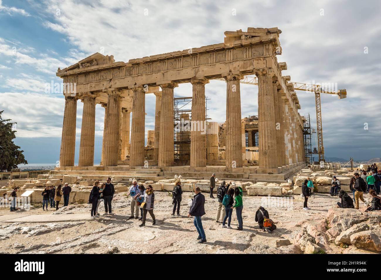 Tourists visiting parthenon temple hi-res stock photography and images ...