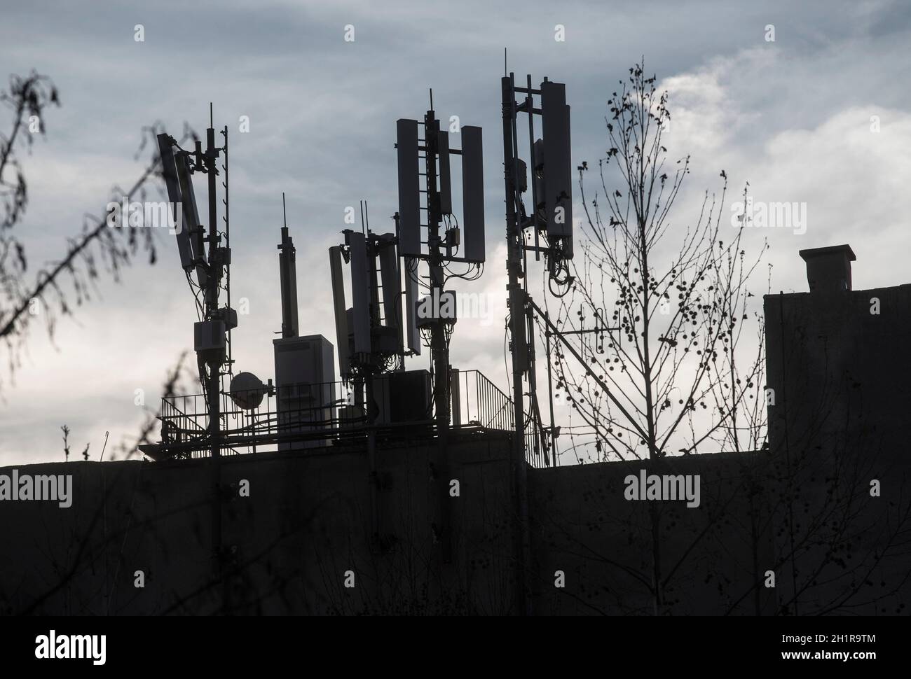 Antennas on top building hi-res stock photography and images - Alamy