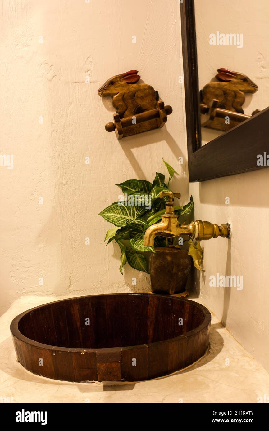 Vintage basin hi-res stock photography and images - Alamy
