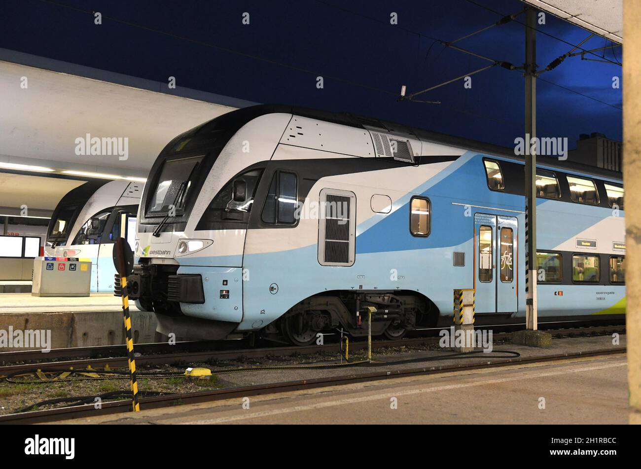 Ein Zug der Westbahn im Westbahnhof in Wien, Österreich, Europa - A ...