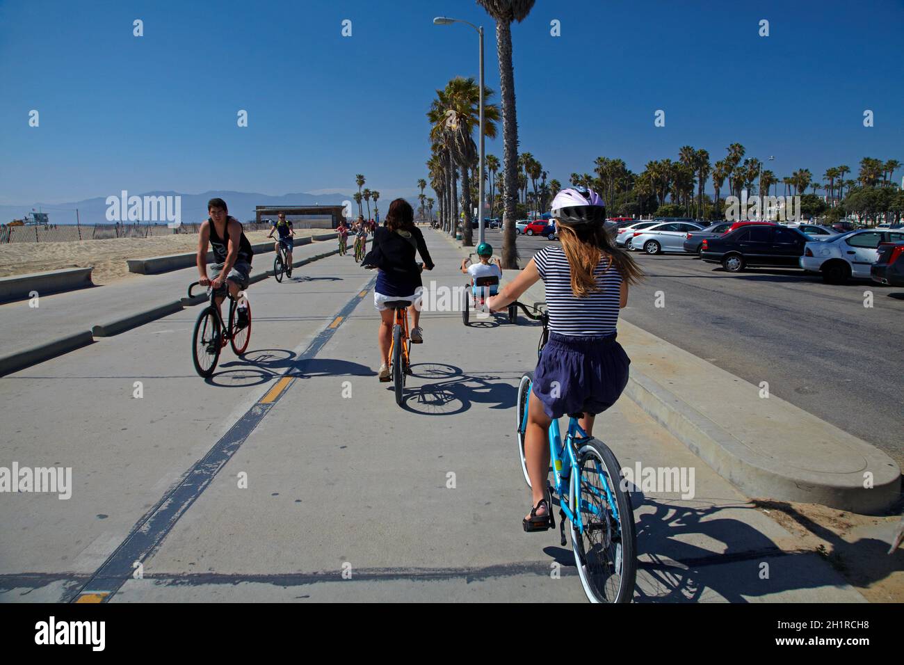 Cyclists on Santa Monica to Venice Beach bike path, Los Angeles, California, USA Stock Photo - Alamy