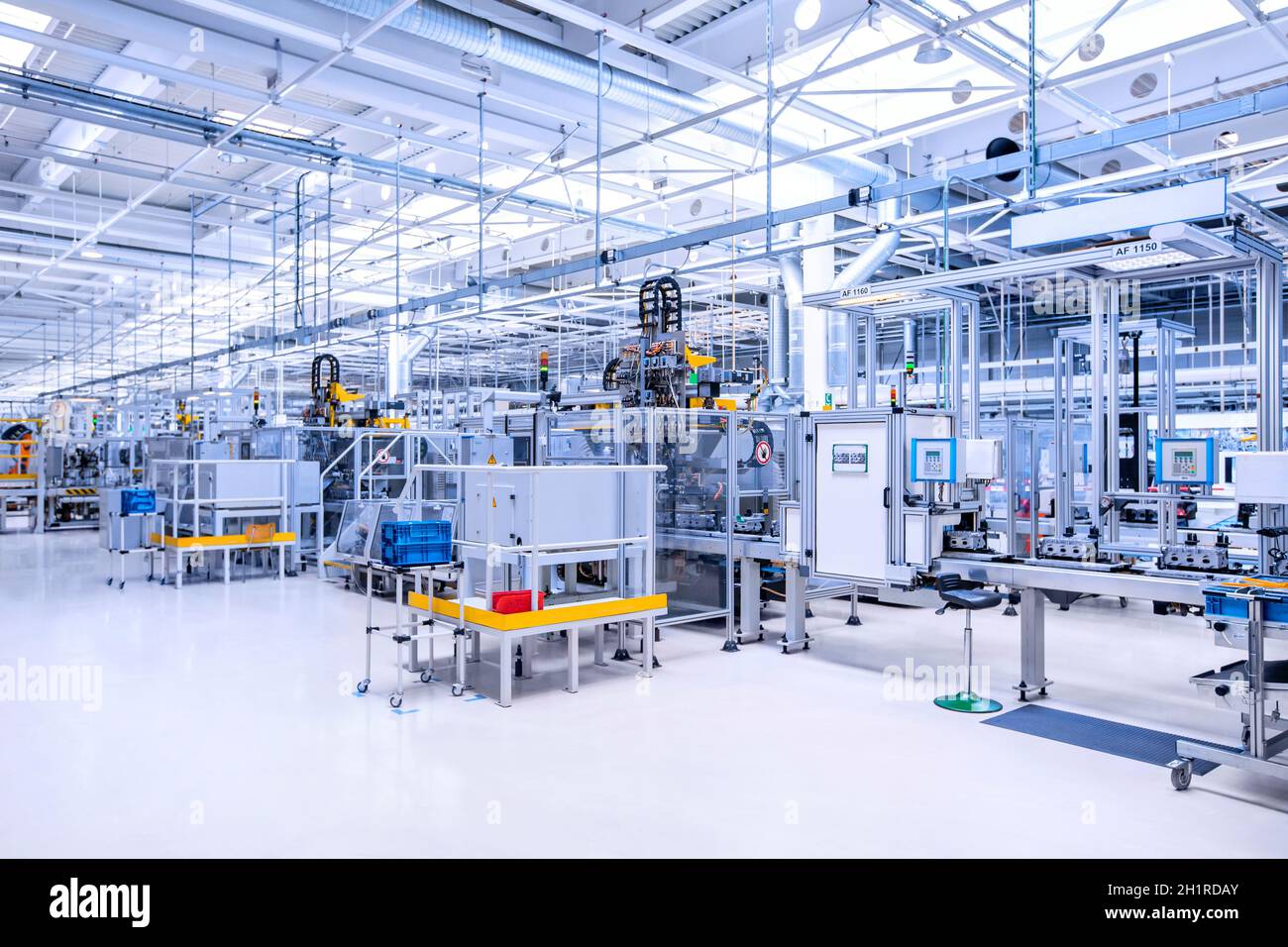 Automotive engine assembly plant hi-res stock photography and images ...