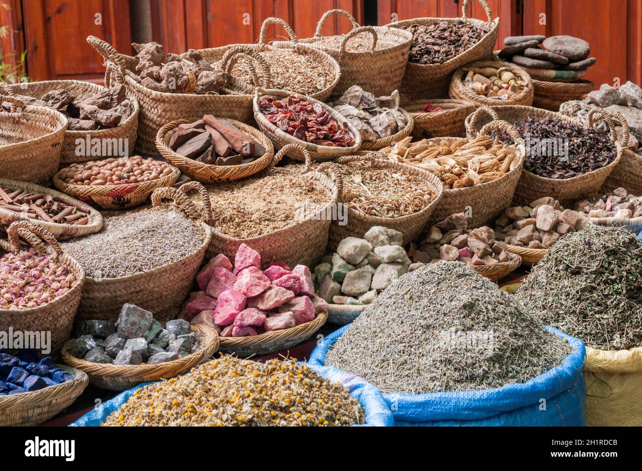 Market stall with sacks full of herbal tea, herbs and spices Stock ...