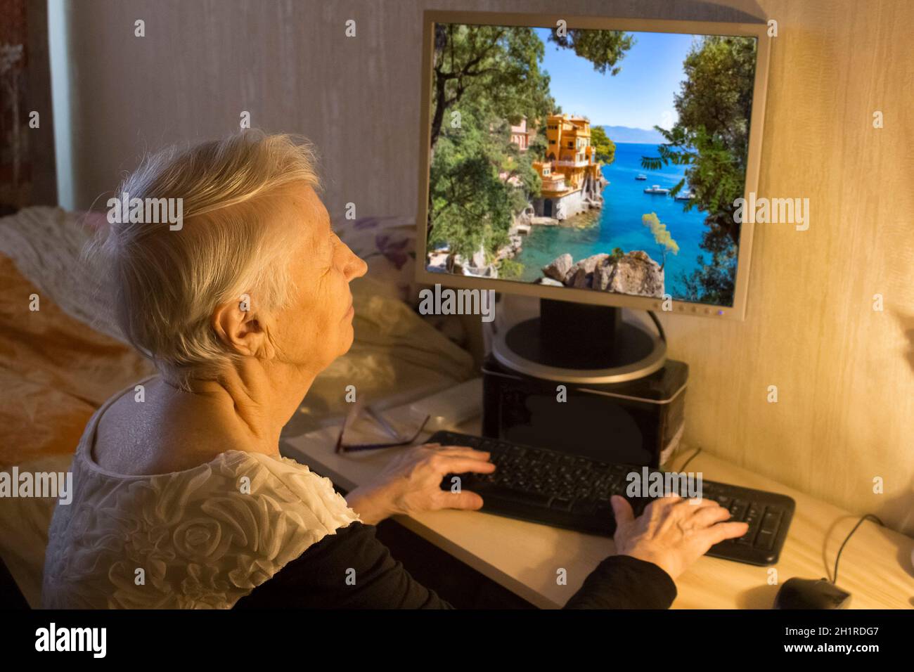 Old lady hands typing laptop hi-res stock photography and images - Alamy