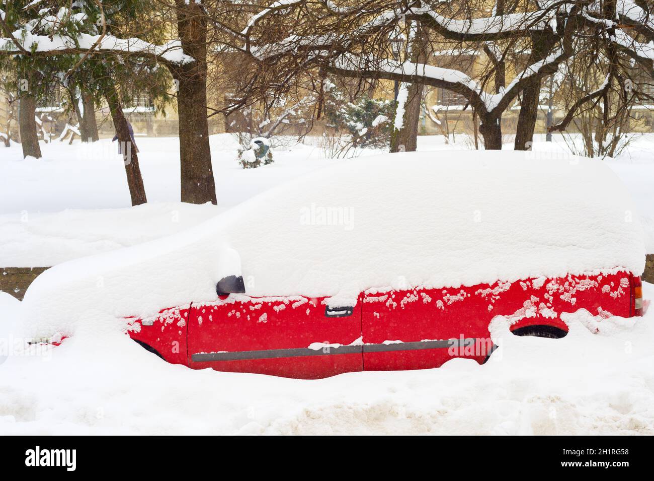 Deep red car hi-res stock photography and images - Alamy
