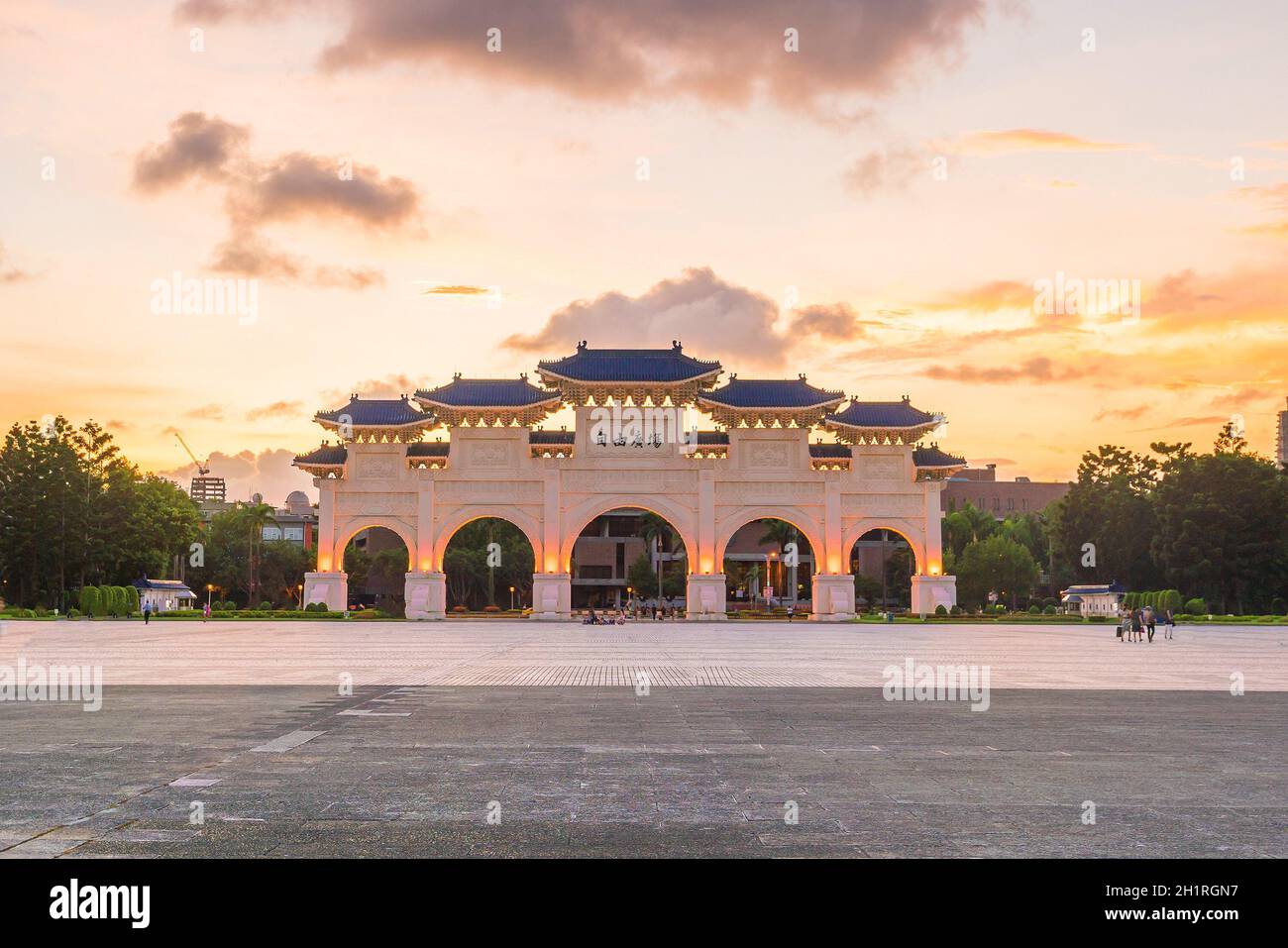 Main Gate of National Chiang Kai-shek Memorial Hall at sunset in Taipei ...