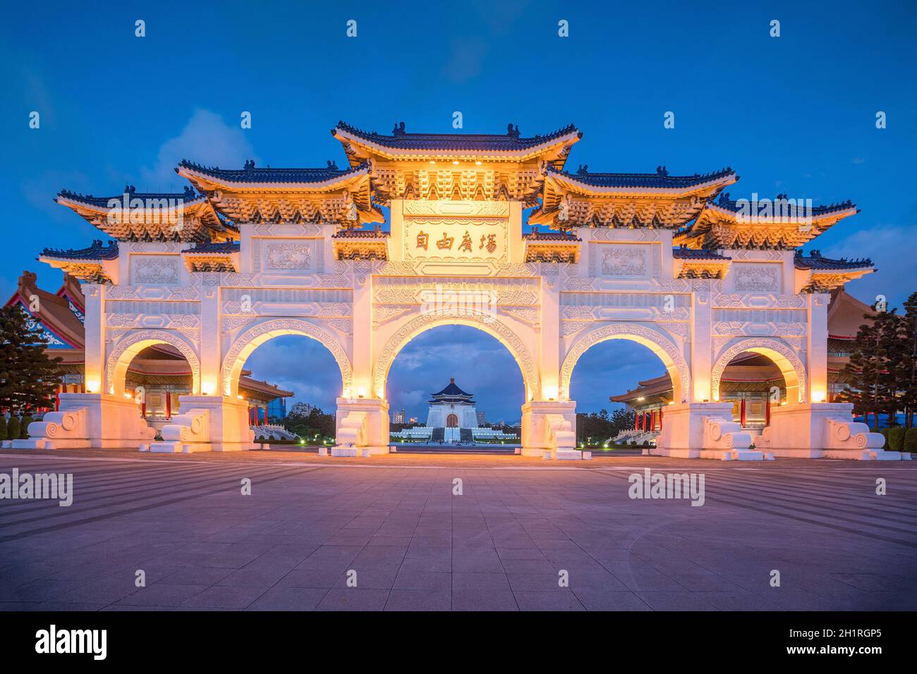 Main Gate of National Chiang Kai-shek Memorial Hall at sunset in Taipei ...