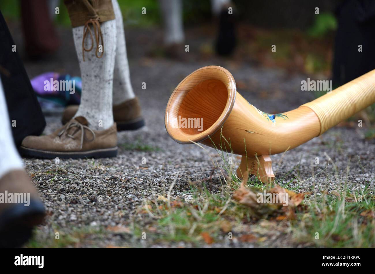 Das "Alphorn" ist ein mehrere Meter langes hölzernes Musikinstrument ...