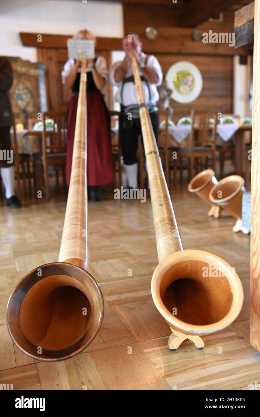 Das "Alphorn" ist ein mehrere Meter langes hölzernes Musikinstrument ...
