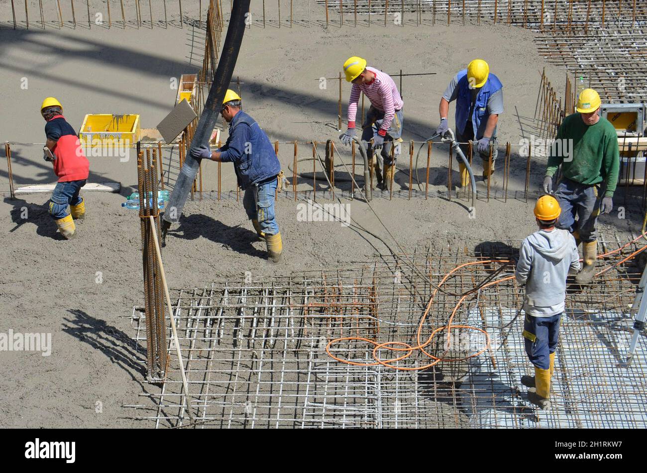 Bauarbeiter auf einer Baustelle in Österreich, Europa - Construction ...