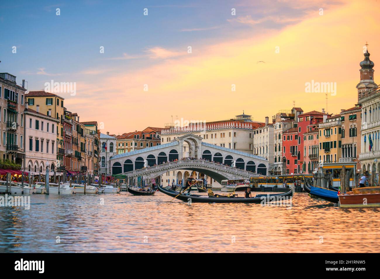 Rialto Bridge in Venice, Italy at twilight Stock Photo - Alamy