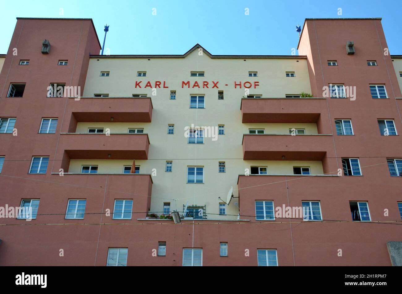 Der Karl Marx Hof in Wien, eine riesige Wohnanlage aus der ...
