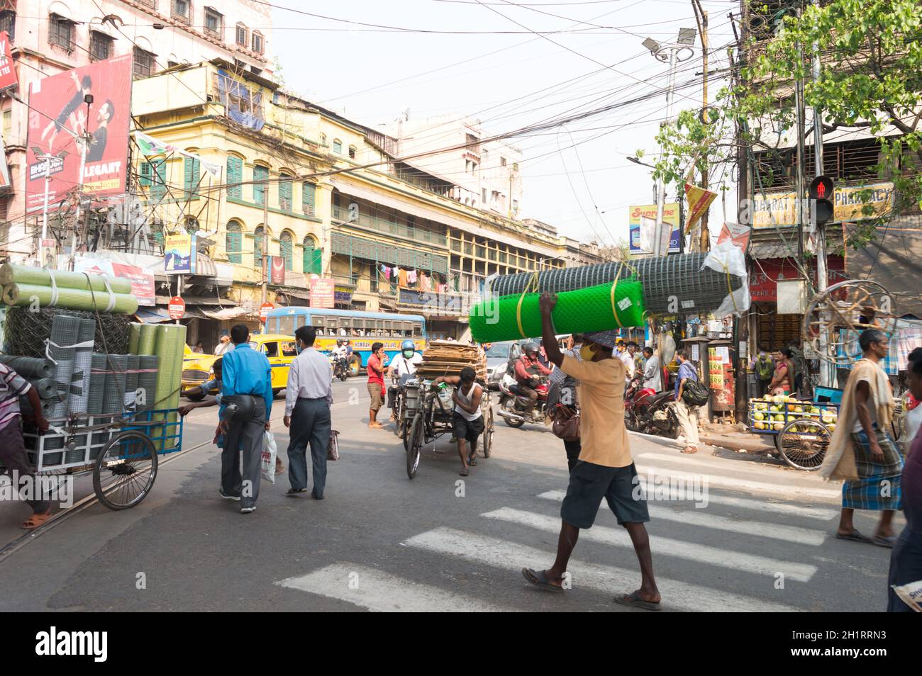 Kolkata street crossing scenery hi-res stock photography and images - Alamy
