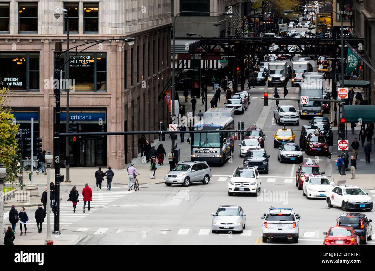 Downtown chicago street intersection hi-res stock photography and ...