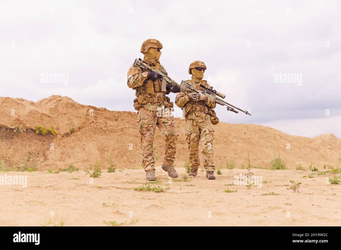 Two soldiers with rifles during army operation in the desert Stock ...
