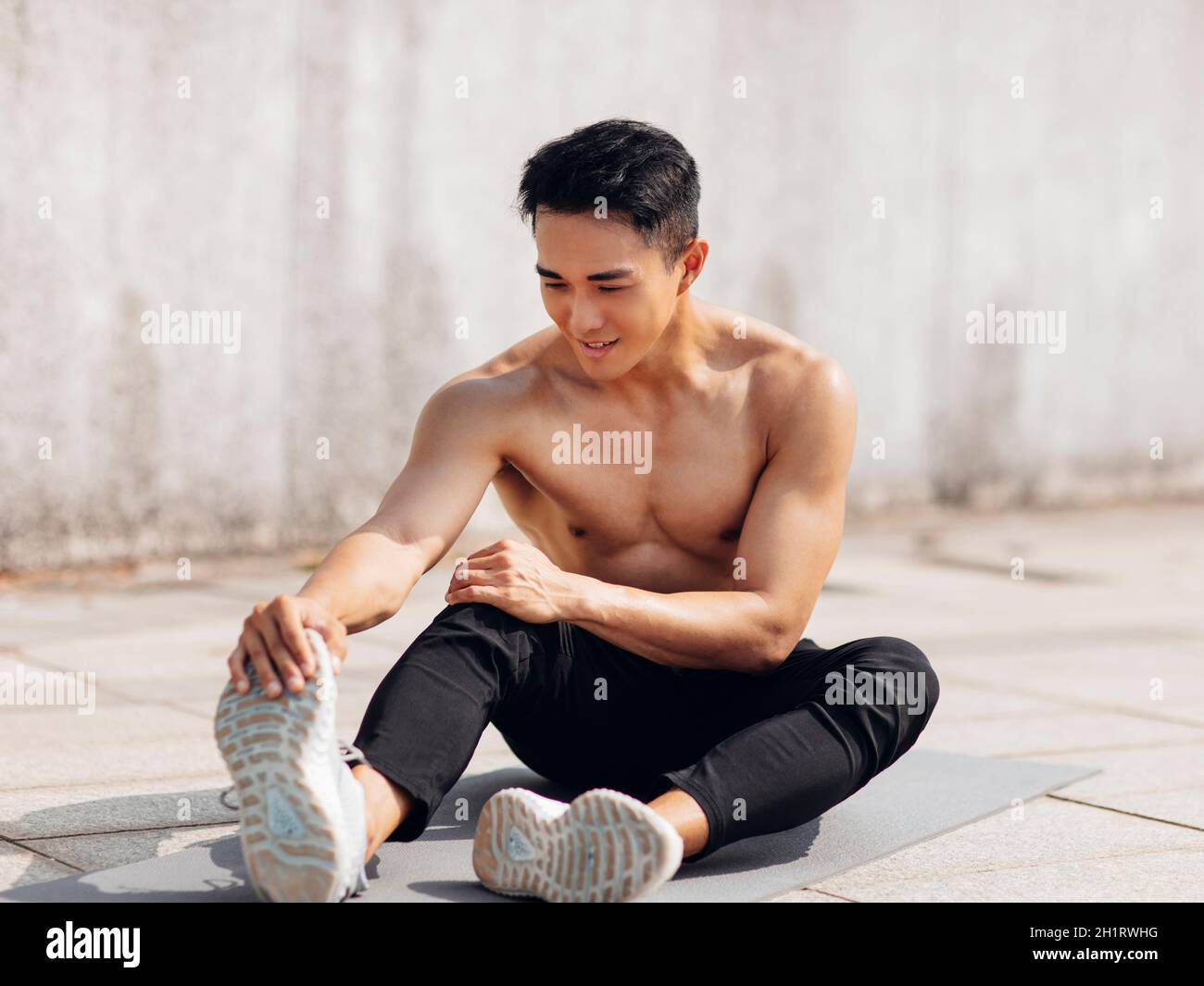 muscle fitness man training his leg Stock Photo - Alamy