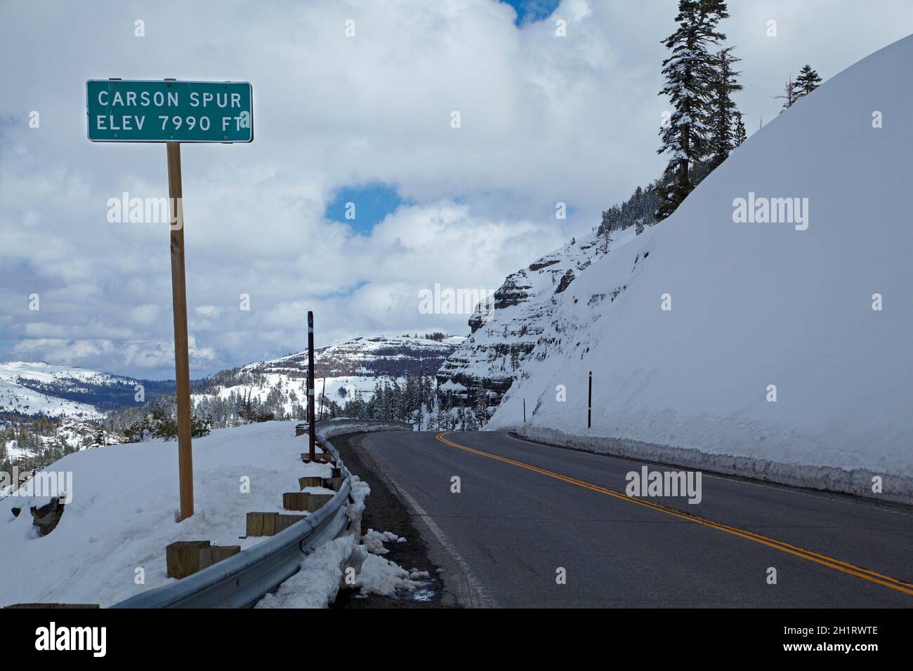 Snow at Carson Spur (elevation 7990ft), Carson Pass Highway (SR 88 ...