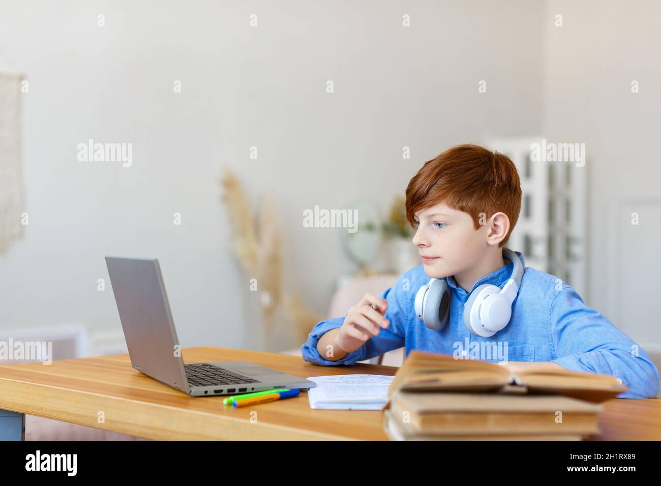 Teen boy computer teacher hi-res stock photography and images - Alamy