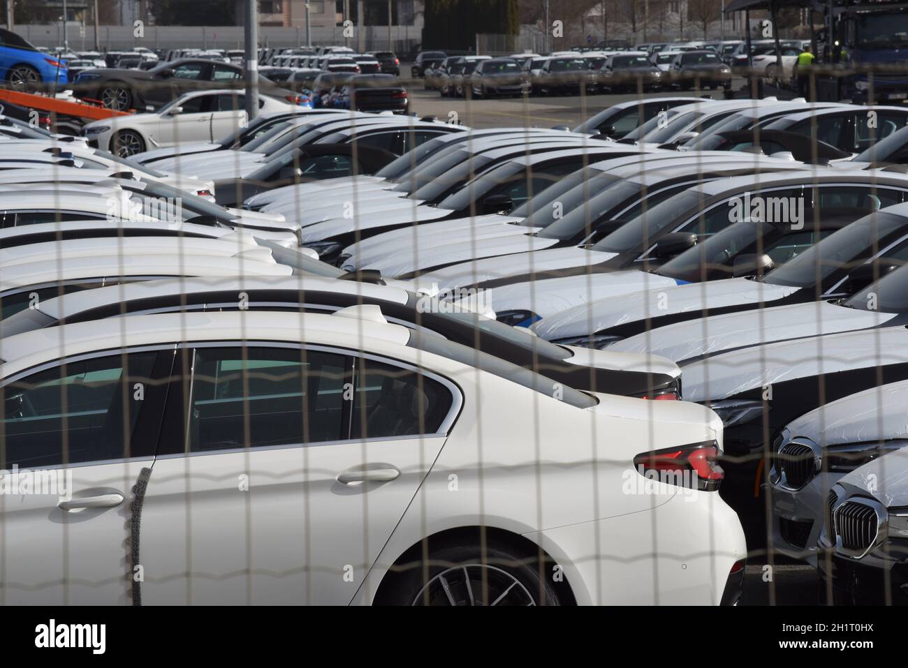 Car market hi-res stock photography and images - Alamy