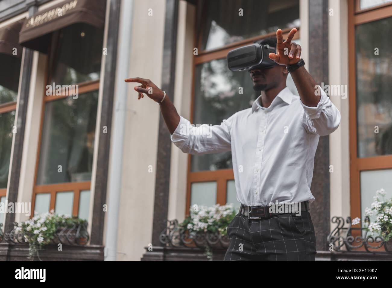 Virtual reality man city street hi-res stock photography and images - Alamy