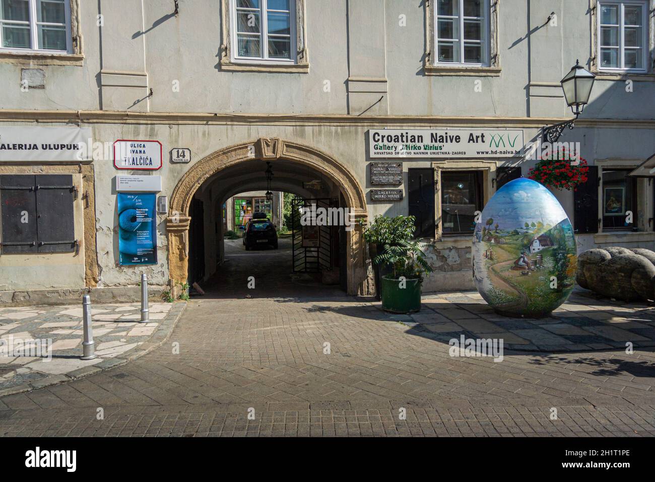 Passageway through building hi-res stock photography and images - Alamy