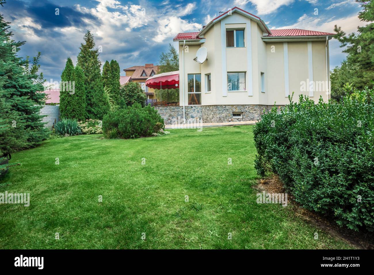 Houses in suburb. A perfect neighborhood Stock Photo - Alamy