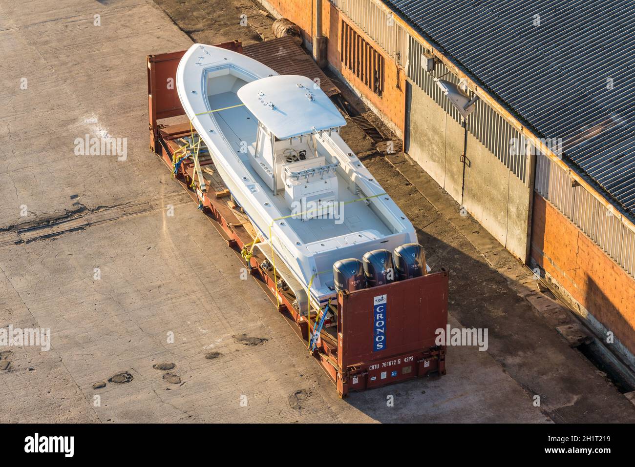 White speedboat hi-res stock photography and images - Alamy