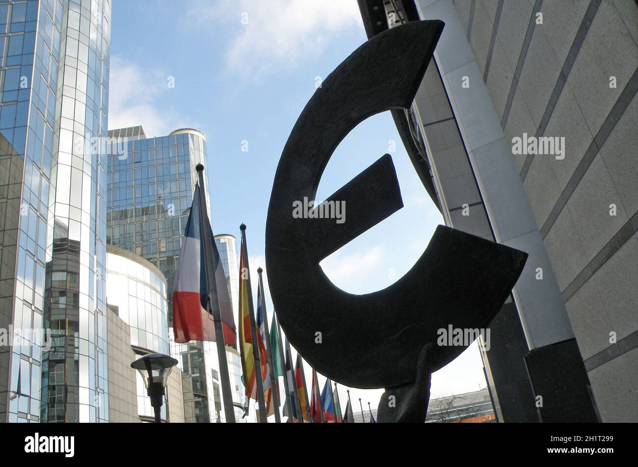 Statue mit euro symbol hi-res stock photography and images - Alamy