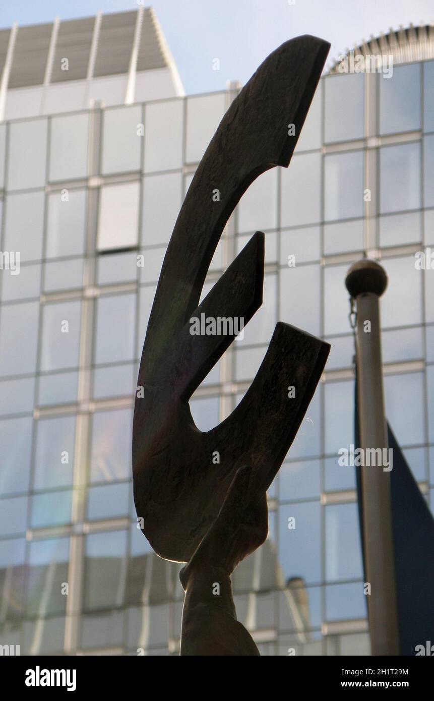 Statue mit euro symbol hi-res stock photography and images - Alamy