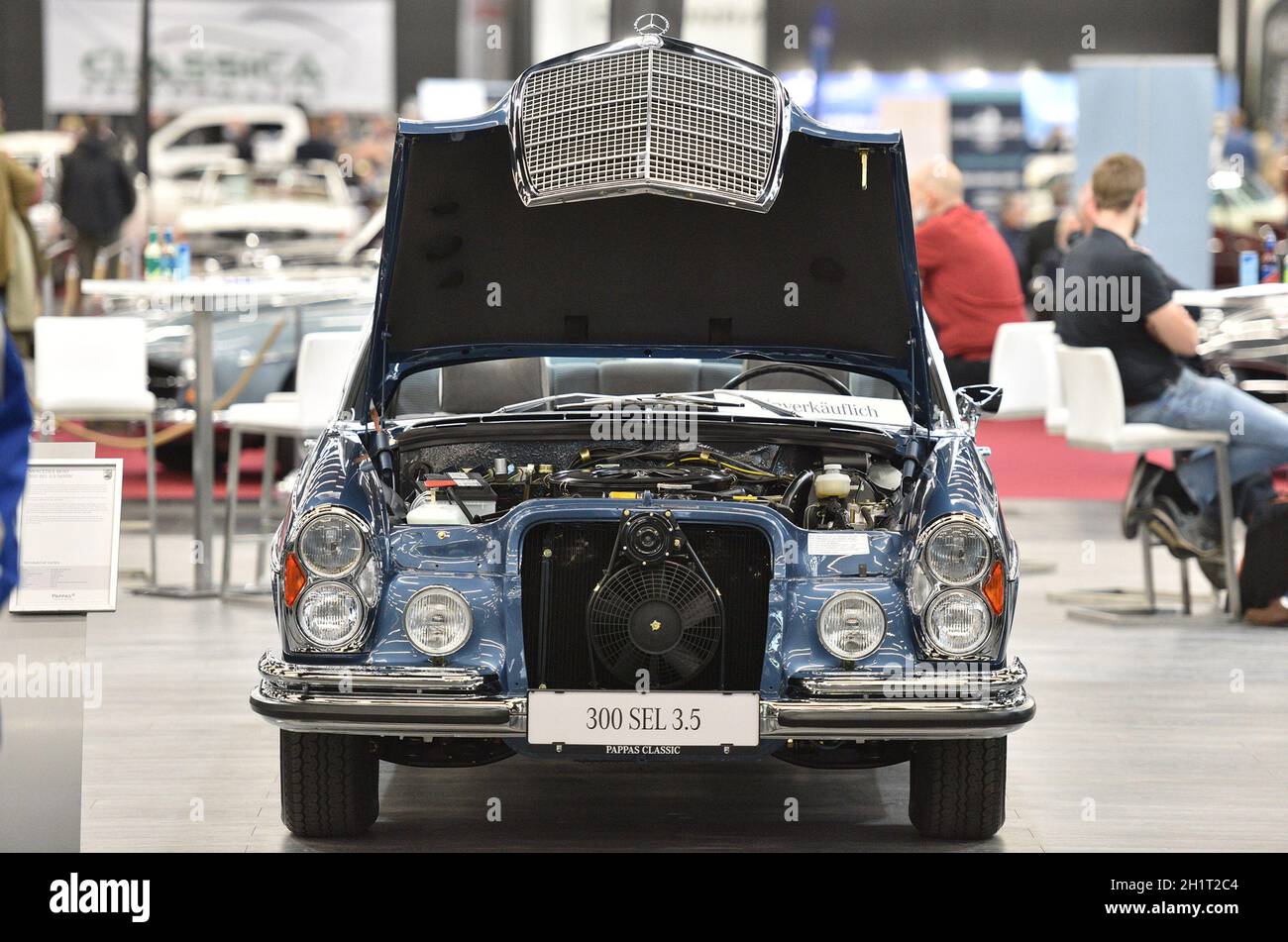 Mercedes und oldtimer hi-res stock photography and images - Alamy