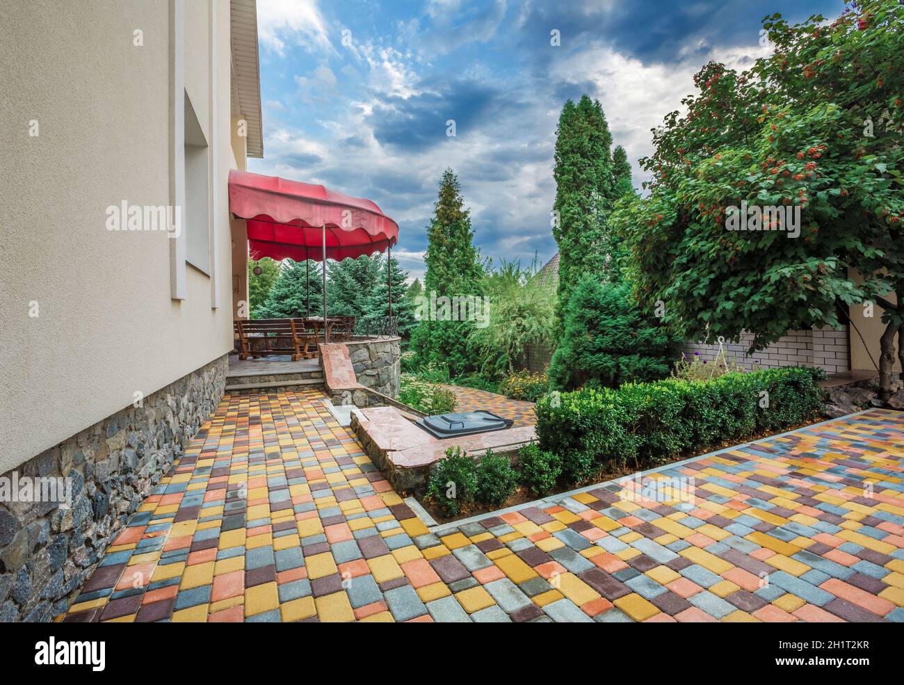 Backyard landscape design with cozy patio area Stock Photo - Alamy