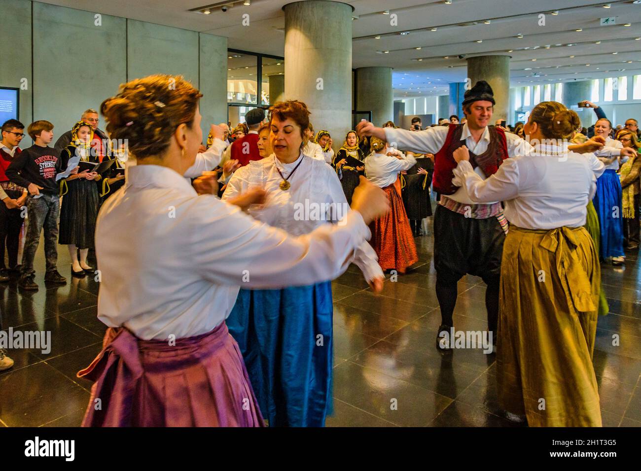 Greek folk dance hi-res stock photography and images - Alamy
