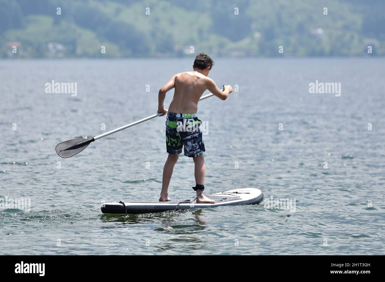 Stand-Up-Paddler am Traunsee - Stand-up paddlers on the Traunsee Stock ...