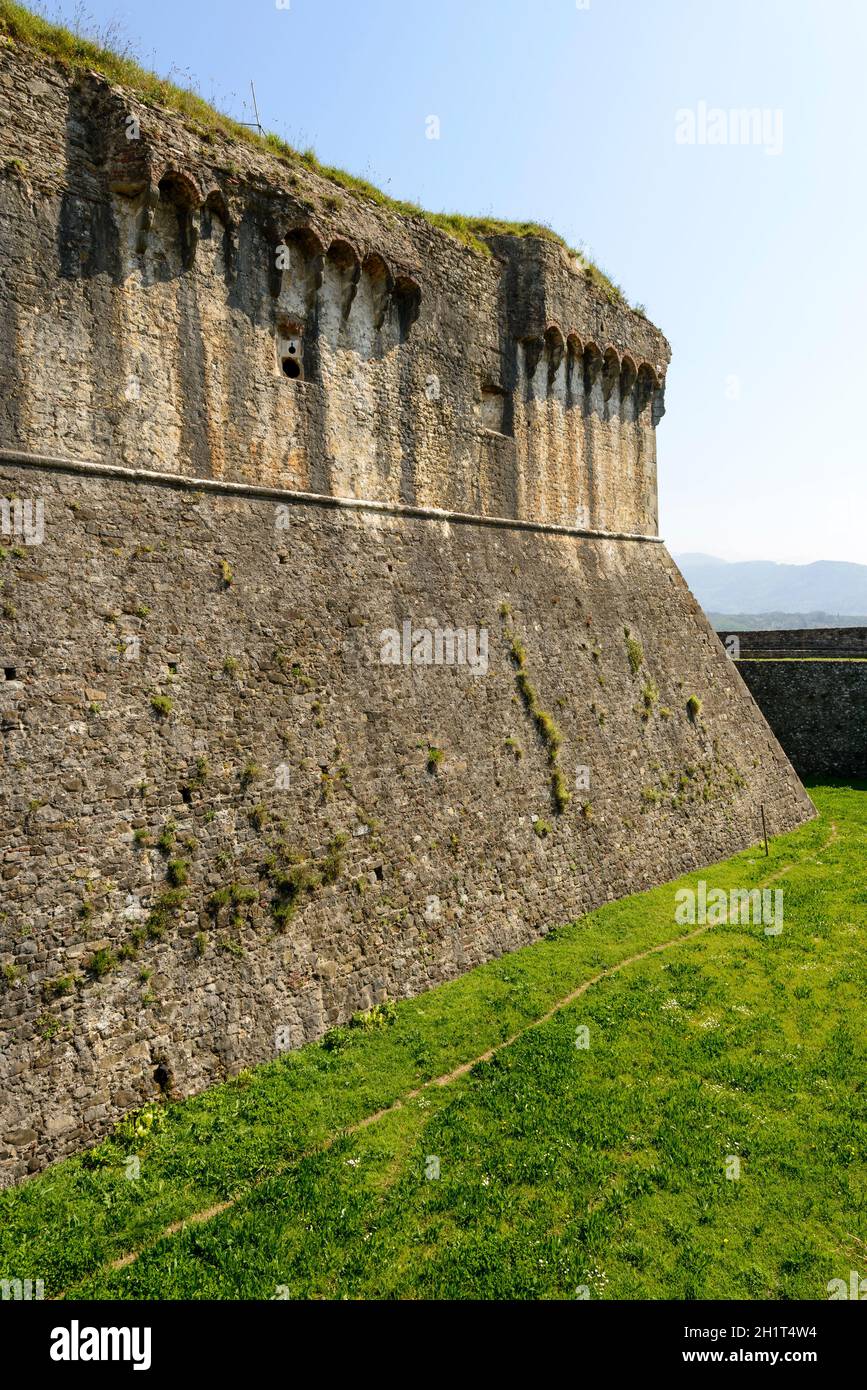 Castle walls and dry moat hi-res stock photography and images - Alamy
