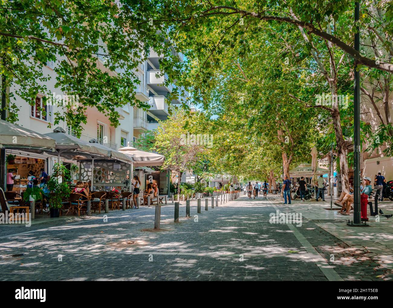 Street cafe acropolis hill athens hi-res stock photography and images ...